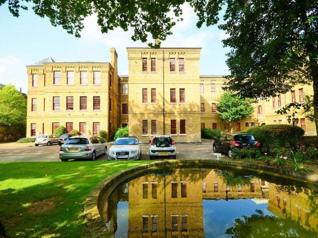 Osterley Gardens, Hanwell, Southall, UB2 3 bed flat to rent £2,800 pcm £646 pw