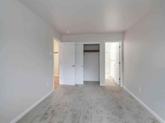 Oswego Cove 2 Bedroom Apartment for Rent at 97 Kingsgate Rd, Lake Oswego, OR 97035 Oak Creek