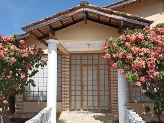 OPORTUNIDADE! CASA TÉRREA COM MEZANINO/EXCELENTE ÁREA VERDE!