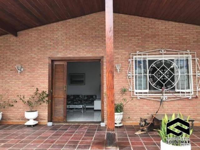 OPORTUNIDADE! Casa térrea c/04 suítes, amplo quintal, apenas 50m da praia!