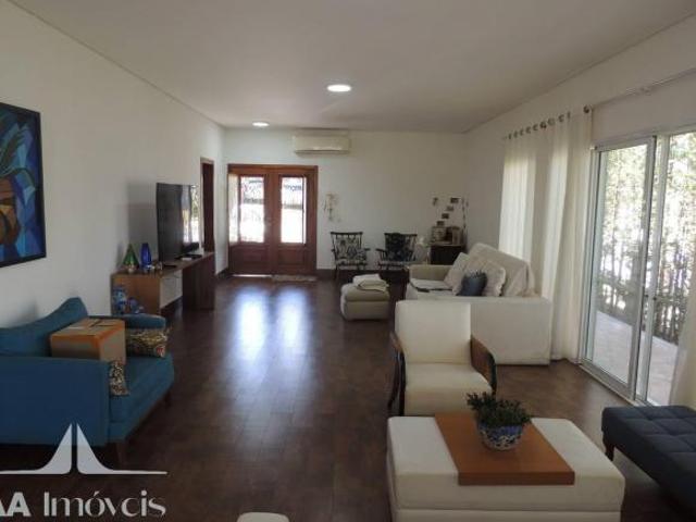 OPORTUNIDADE CASA TÉRREA EM ALPHAVILLE, 3 SUÍTES, VISTA PARA MATA, COMPLETA