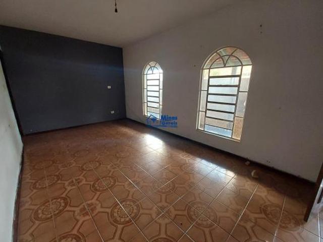 OPORTUNIDADE! CASA BEM LOCALIZADA PARA REFORMAR NO BOSQUE DOS EUCALIPTOS!