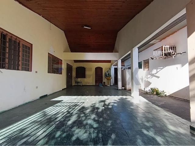 OPORTUNIDADE! CASA COM 4 QUARTOS, SENDO 1 SUÍTE, PARA LOCAÇÃO NO CENTRO DE TRÊS LAGOAS/MS