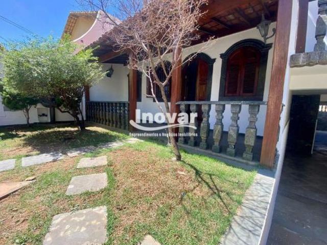 Oportunidade: Casa com aproximadamente 324 m2 total, são 3 pavimentos, 5 quartos, 6 vagas, piscina