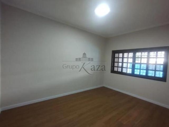 Oportunidade Casa com Edícula Bosque dos Eucaliptos 3 Dormitórios 240m²