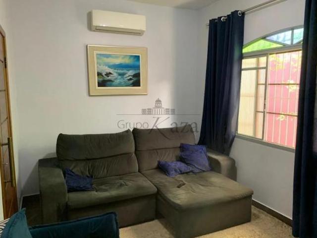 Oportunidade Casa com Edícula e Ponto Comercial Jardim Ismênia 3 Dormitórios 230m² Estuda