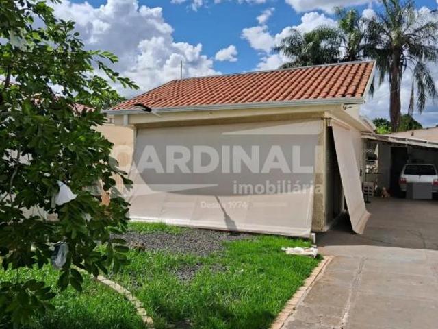 Oportunidade! Casa com ótima localização e amplo terreno!