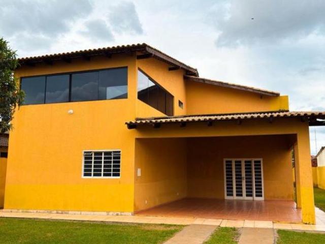 Oportunidade: Casa com Piscina em Terreno Amplo de 840m²