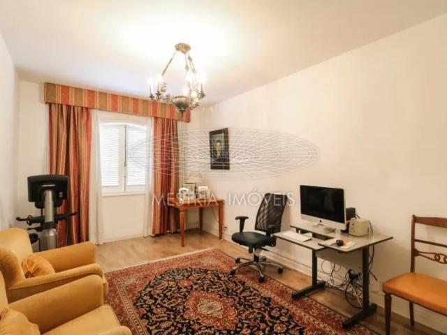 Oportunidade! Casa com vista deslumbrante, ambientes amplos e ótima distribuição, piscina e jardim!
