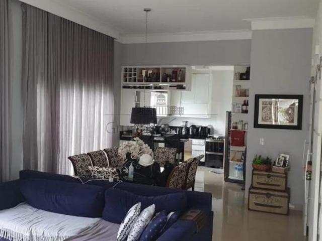 Oportunidade Casa em Condomínio Caçapava Condomínio Terras do Vale 3 Suítes 160m²