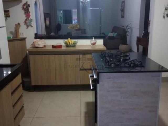 Oportunidade Casa em Condomínio Caçapava Village das Flores 3 Dormitórios 250m²