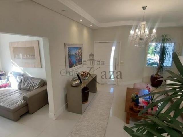 Oportunidade Casa em Condomínio Floradas da Serra 4 suítes Urbanova 240m²