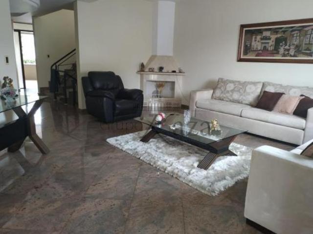 Oportunidade Casa em Condomínio Jardim das Colinas 4 Dormitórios 465m²