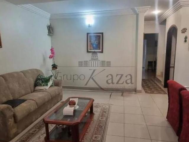 Oportunidade Casa em Condomínio Jardim das Colinas 3 Dormitórios 283m²