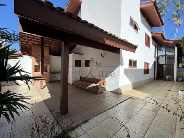 Oportunidade Casa em Condomínio Jardim das Colinas 3 Dormitórios 380m²