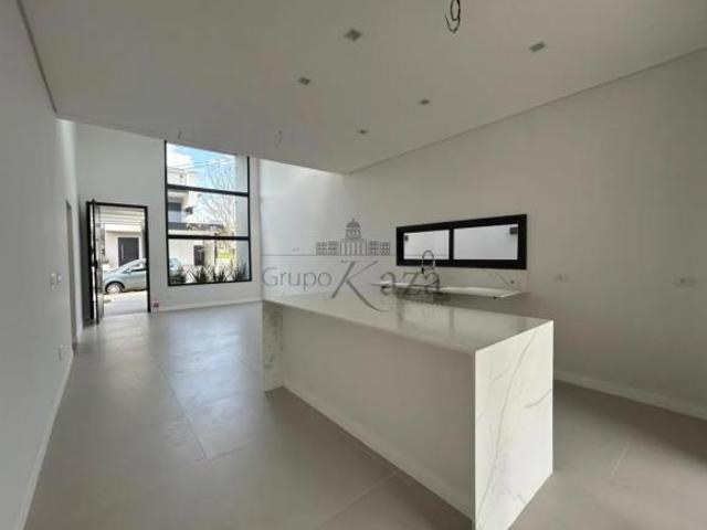 Oportunidade Casa em Condomínio Reserva Aruanã Loteamento Floresta 3 Suítes 168m²