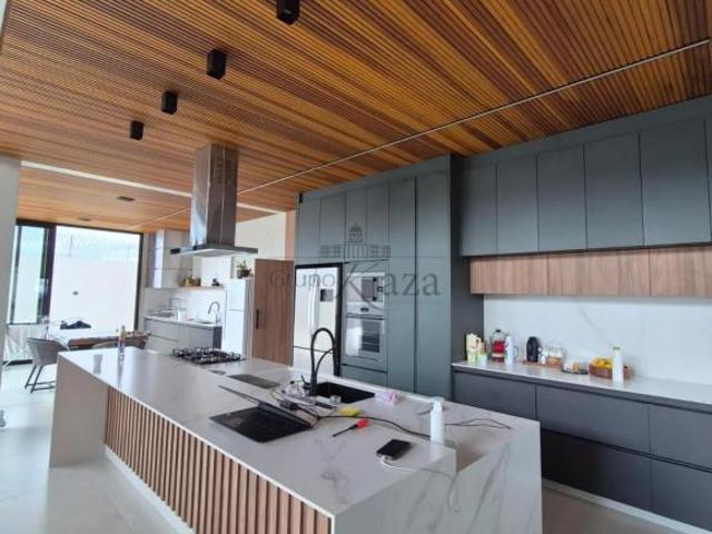 Oportunidade Casa em Condomínio Residencial Mantiqueira 3 Dormitórios 350m²