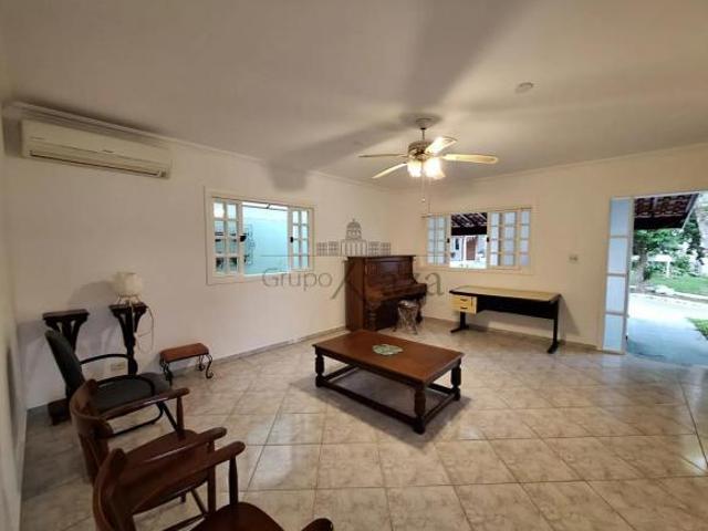 Oportunidade Casa em Condomínio Residencial Eldorado Urbanova 3 Dormitórios 168m² Estuda