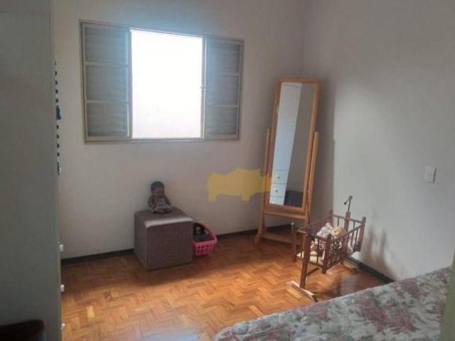 OPORTUNIDADE, casa em excelente localização, com quintal e arvores frutiferas