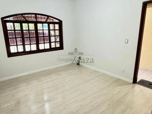 Oportunidade Casa Jardim das Indústrias 2 Dormitórios 70m²