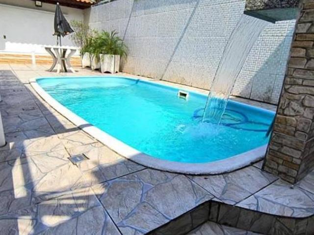 Oportunidade ! Casa lote inteiro com piscina, churrasqueira e forno á lenha