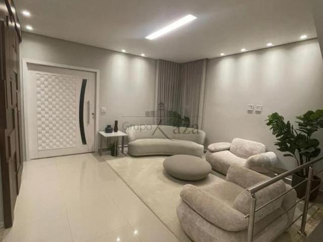 Oportunidade Casa Sobrado Condomínio Residencial Mantiqueira 4 Dormitórios 202m²