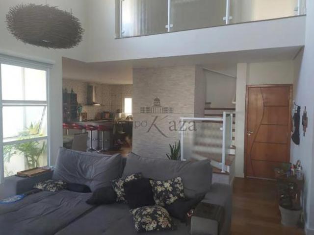 Oportunidade Casa Sobrado em Condomínio Condomínio Terras do Vale 3 Dormitórios 215,65m² E