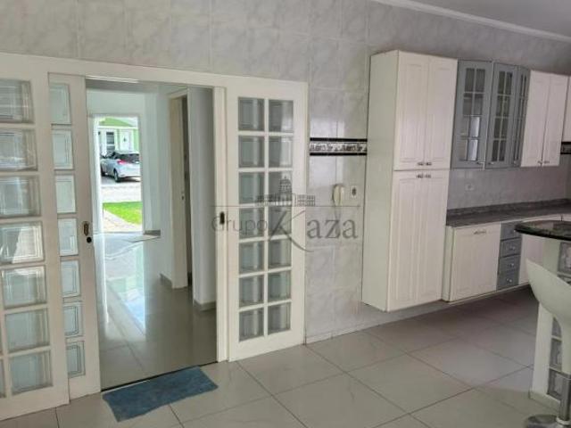 Oportunidade Casa Sobrado em Condomínio Jardim Califórnia Village Santa Barbara Jacareí 3
