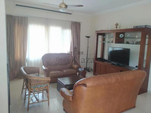 Oportunidade Casa Sobrado em Condomínio Village Paraybuna 7 Dormitórios 460m²