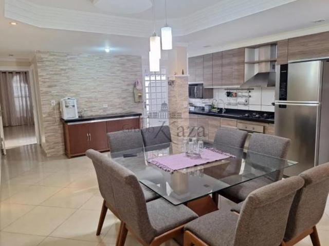 Oportunidade, Casa Sobrado Geminada com Edícula, Jardim Portugal Zona Sul, 4 Quartos, Estuda Permuta