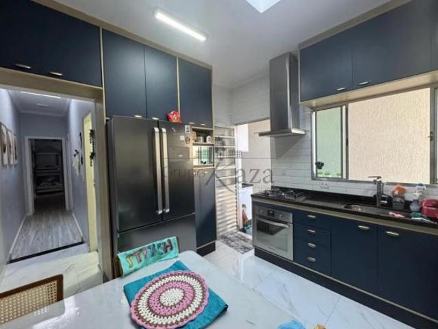 Oportunidade Casa Sobrado Jardim das Indústrias 3 Dormitórios 150m²