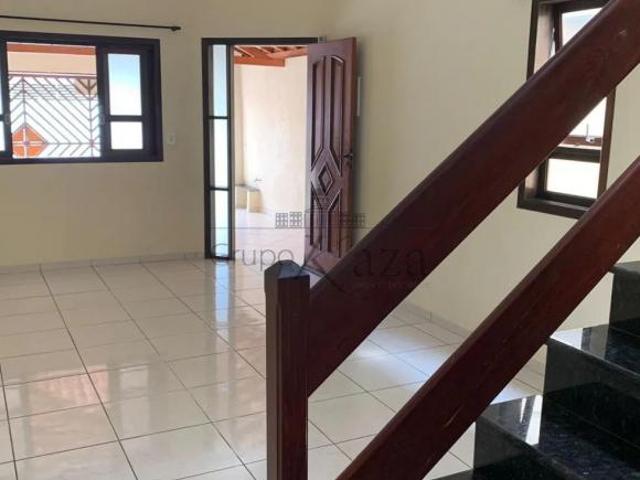 Oportunidade Casa Sobrado Jardim das Indústrias 3 Dormitórios 154m²