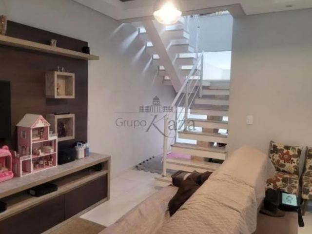Oportunidade Casa Sobrado Jardim das Indústrias 3 Dormitórios 172m²