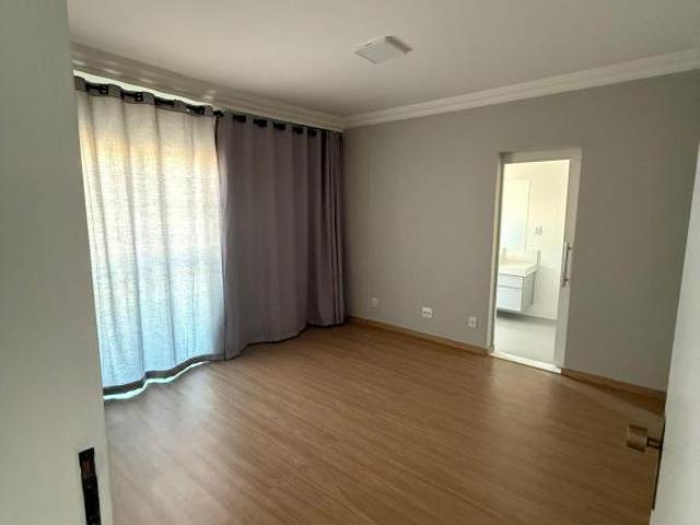 OPORTUNIDADE! Charmoso Apartamento Recém Restaurado, a Duas Quadras do Calçadão