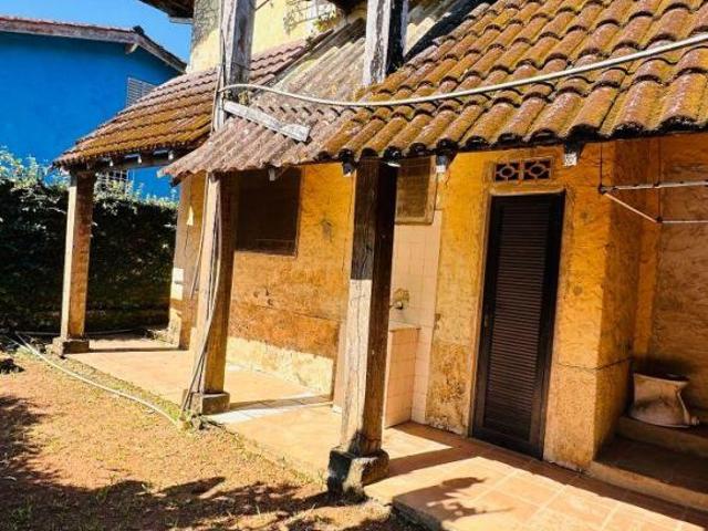 OPORTUNIDADE A 800M DA PRAIA – CASA RÚSTICA EM TERRENO DE ESQUINA