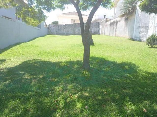 OPORTUNIDADE ALPHAVILLE TERRENO PRATICAMENTE PLANO, PRÓXIMO A PORTARIA!