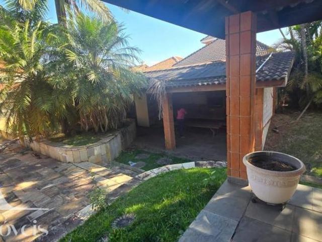 OPORTUNIDADE ALPHAVILLE. CASA COM 2 LOTES, 3 SUÍTES, MUITA ÁREA VERDE
