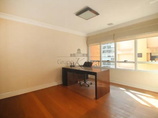 Oportunidade Apartamento Moema 3 Dormitórios 240m²