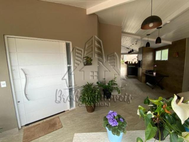 Oportunidade de casa ampla bem pertinho do centro da cidade de Caraguatatuba, com 2 kitnets