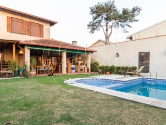 Oportunidade de Casa com Piscina, Jardim e Quintal