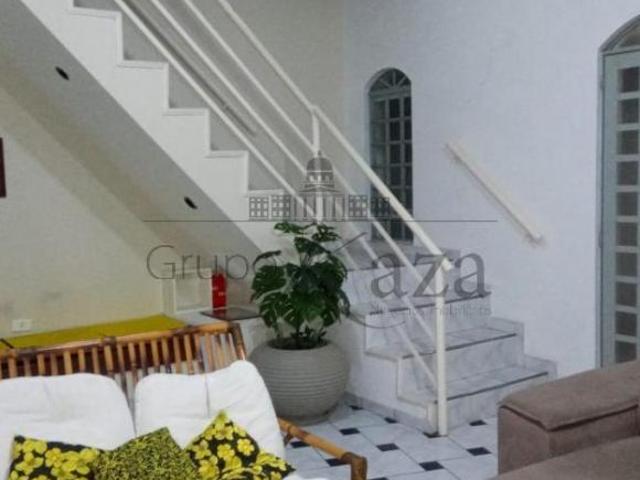 Oportunidade de Casa/Sobrado com 3 Dormitórios no Jardim Sul
