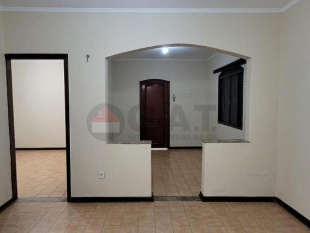 oportunidade de adquirir uma casa na Vila Santana, Sorocaba SP, com 2 quartos, 1 suíte e 85m² de áre