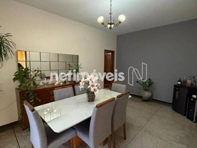 Oportunidade de moradia e investimento, casa no bairro Sagrada Família!