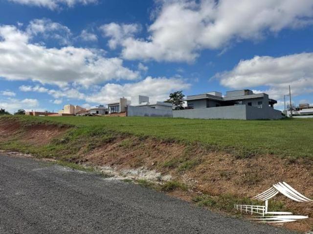 Oportunidade de terreno com projeto aprovado no Ninho Verde 1, 450 m² com vista para o lago