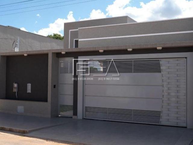 OPORTUNIDADE DISPONÍVEL! CASA À VENDA 03 QUARTOS SENDO 02 SUÍTES E 01 CLOSET