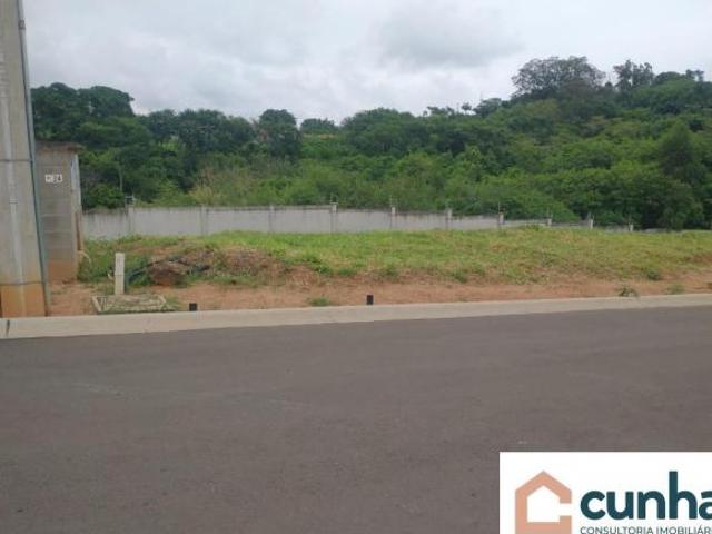 Oportunidade em condomínio de apenas 27 lotes, cercado por mata! Terreno amplo, 453m2, no Residenc