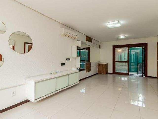 Oportunidade em Ipanema: Casa em Condomínio Fechado com Suíte Master, Hidromassagem e Alto Padrão