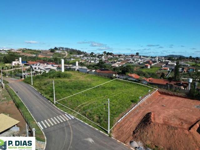 Oportunidade em Pinhalzinho: Terreno Plano com Vista Incrível