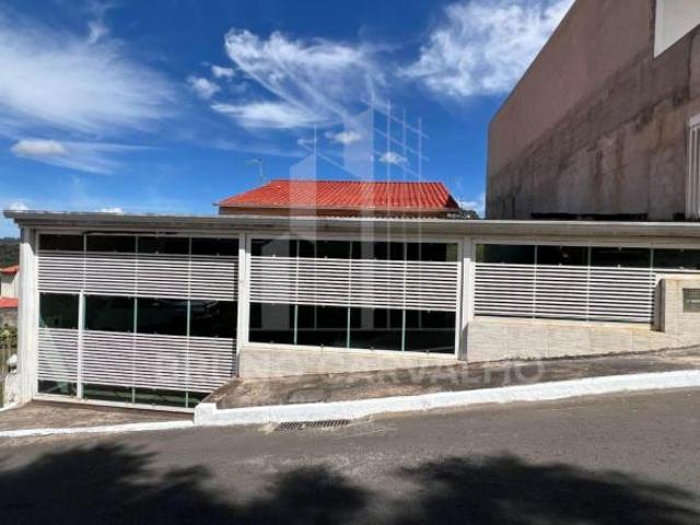 OPORTUNIDADE EXCELENTE CASA COM 4 SUÍTES ESPAÇO AMPLO CHURRASQUEIRA NASCENTE GARAGEM PARA 6 CARROS!
