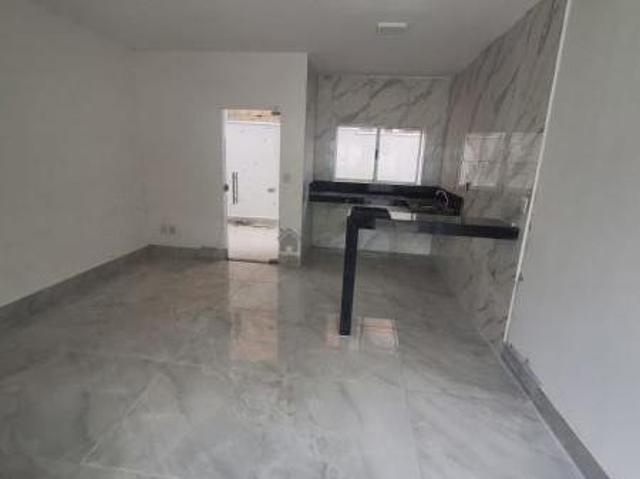 OPORTUNIDADE! EXCELENTE CASA GEMINADA A VENDA LOCALIZADA NO BAIRRO PRAIA